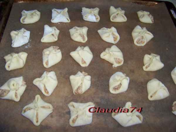 Rețetă de cosulețe cu nucă și gem de caise