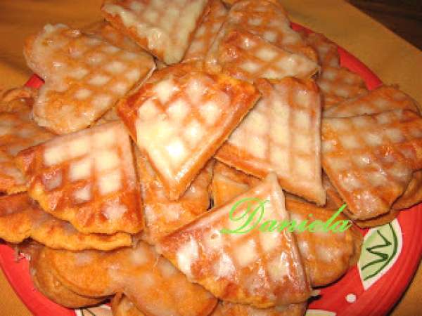 Vafe sarate cu masline, somon si cascaval, Rețetă Petitchef