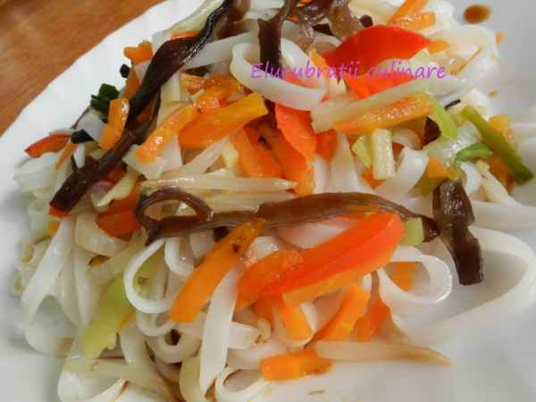 Rețetă taitei de orez cu creveți și lapte de cocos