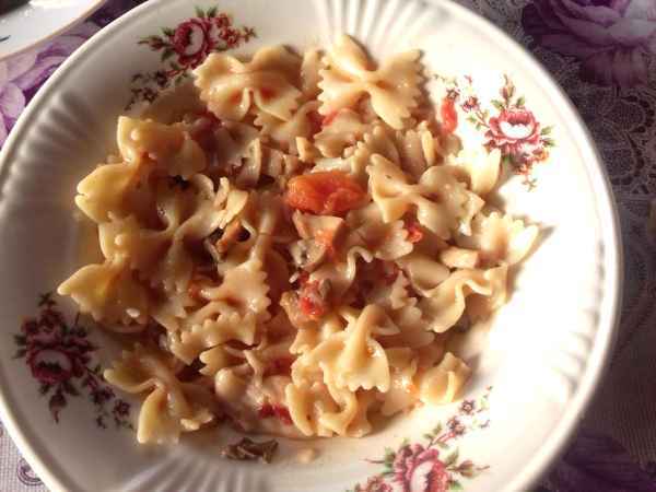Farfalle cu sos de rosii uscate si prosciutto, Rețetă Petitchef