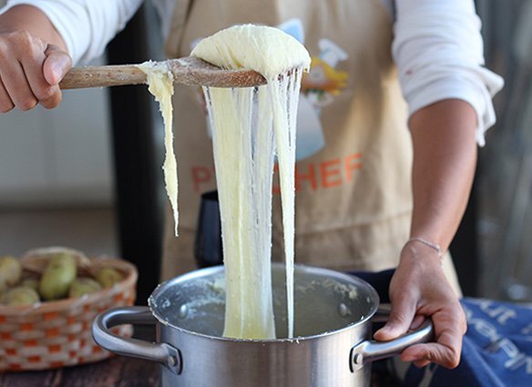 Aligot - piure de cartofi cu branza - Rețetă Petitchef