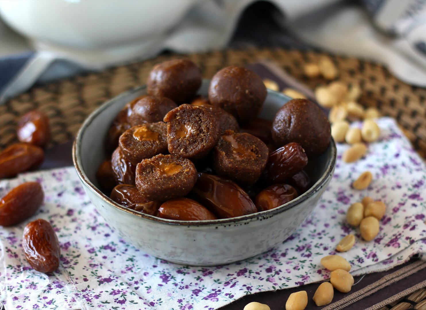 rețetă biluțe energizante cu curmale și unt de arahide