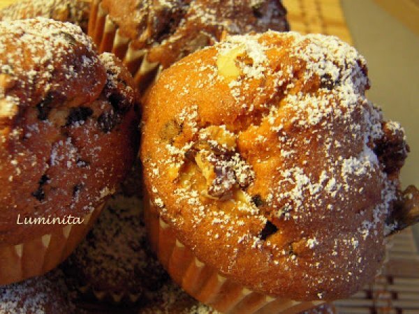 Briose cu nuca, visine si picaturi de ciocolata - Rețetă Petitchef