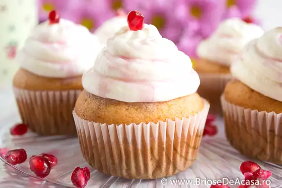 Briose cu rodie si sirop de capsuni - reteta simpla