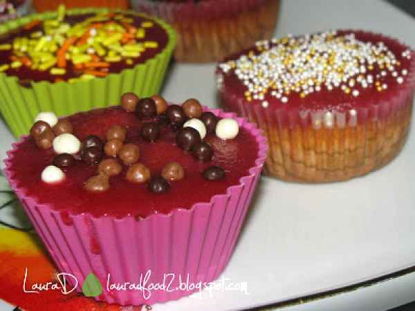 Briose cu visine si glazura roz - Rețetă Petitchef