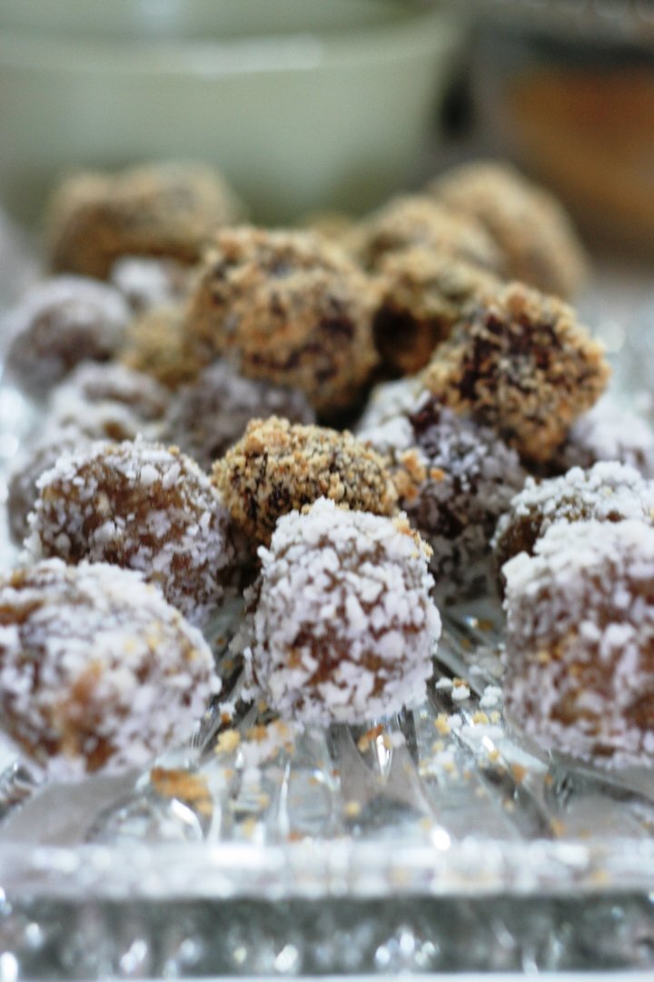 Bulgarasi bio de nuci si curmale, tavaliti prin fulgi de nuca de ...