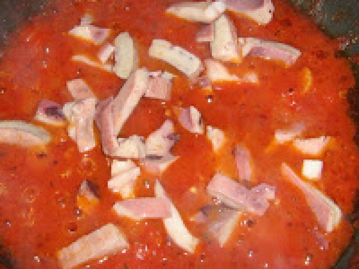 Calamar in sos picant de tomate - Rețetă Petitchef