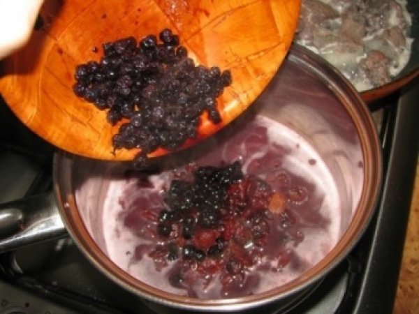 Caprioara cu sos de merisoare si afine - Rețetă Petitchef