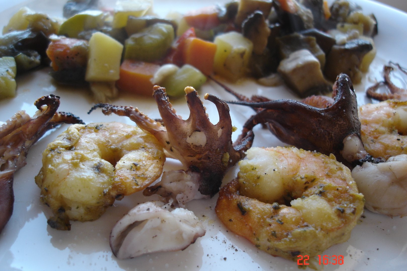 Caracatita si creveti la gratar cu legume - Rețetă Petitchef