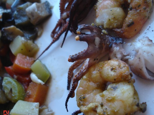 Caracatita si creveti la gratar cu legume - Rețetă Petitchef