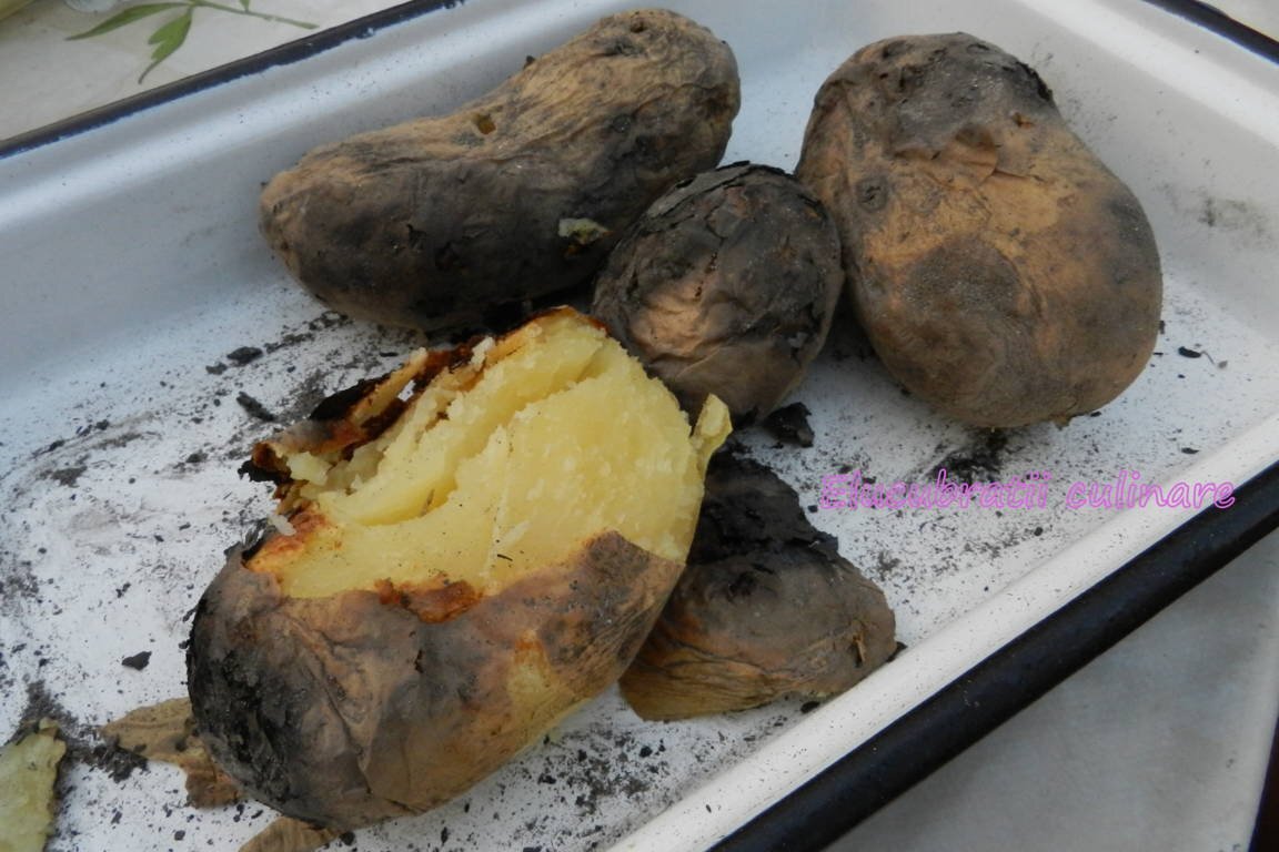 Rețetă de cartofi copți în jar, simplă și gustoasă