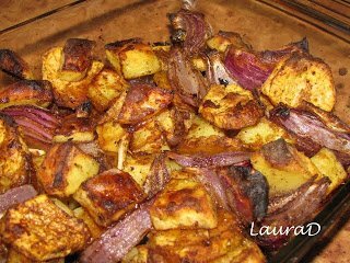 Rețetă de cartofi dulci și albi cu ceapă la cuptor