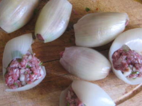 Ceapa umpluta pe salata de linte - Rețetă Petitchef