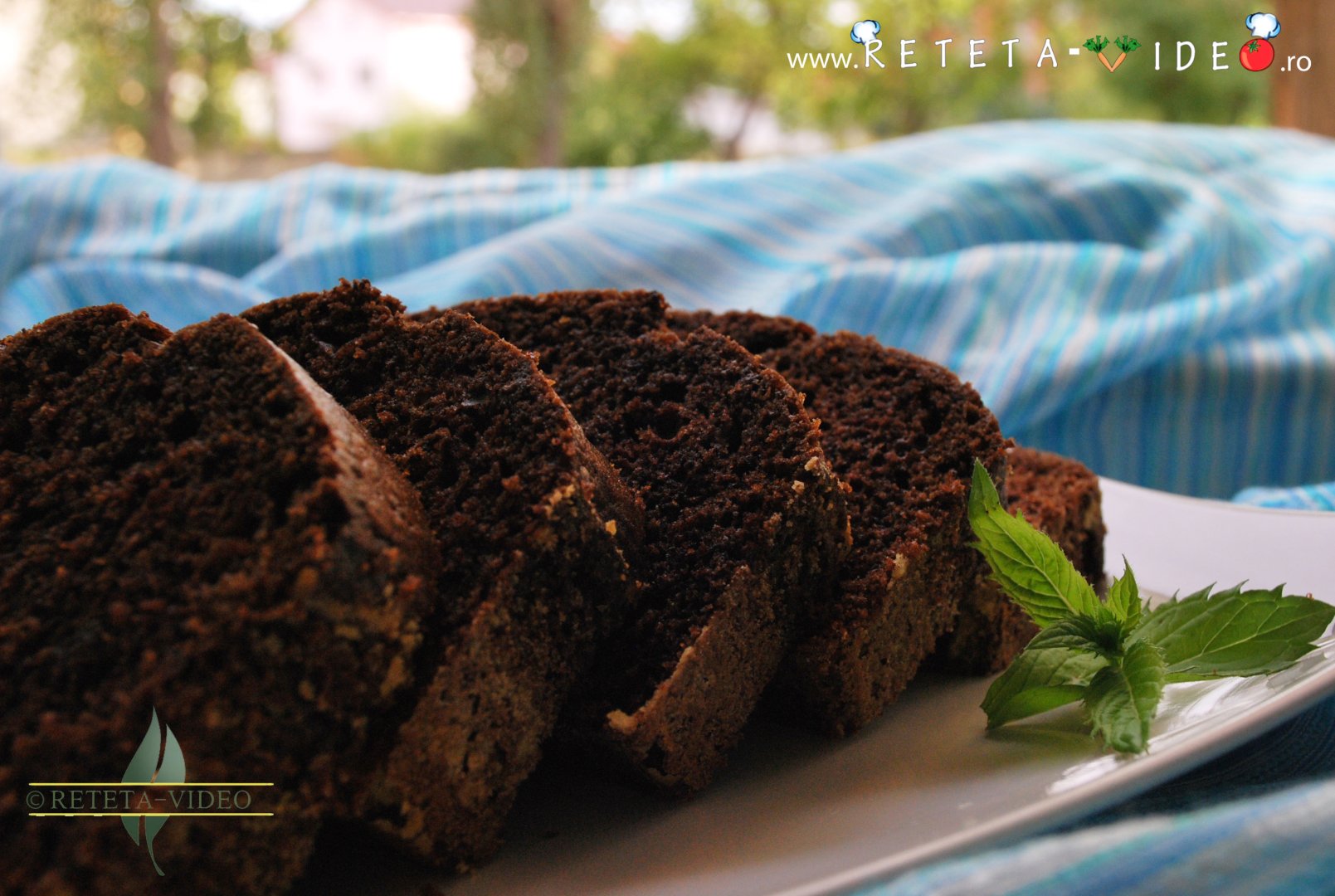 Chec cu vin rosu si ciocolata (reteta video) - Rețetă Petitchef