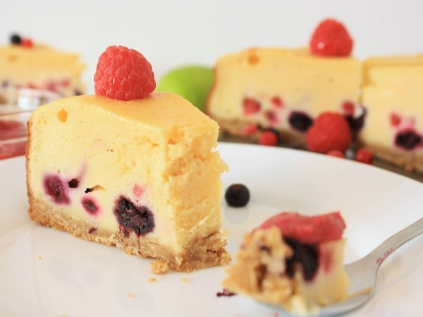 Rețetă cheesecake cu fructe de pădure și cremă de zmeură sănătoasă