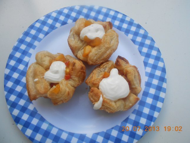 Cosulete cu piersici si branza ricotta - Rețetă Petitchef