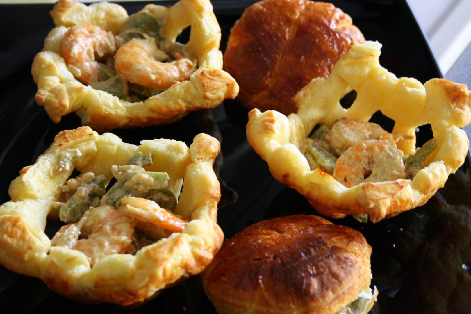 Cosulete de foietaj cu creveti in sos de smantana - Rețetă Petitchef