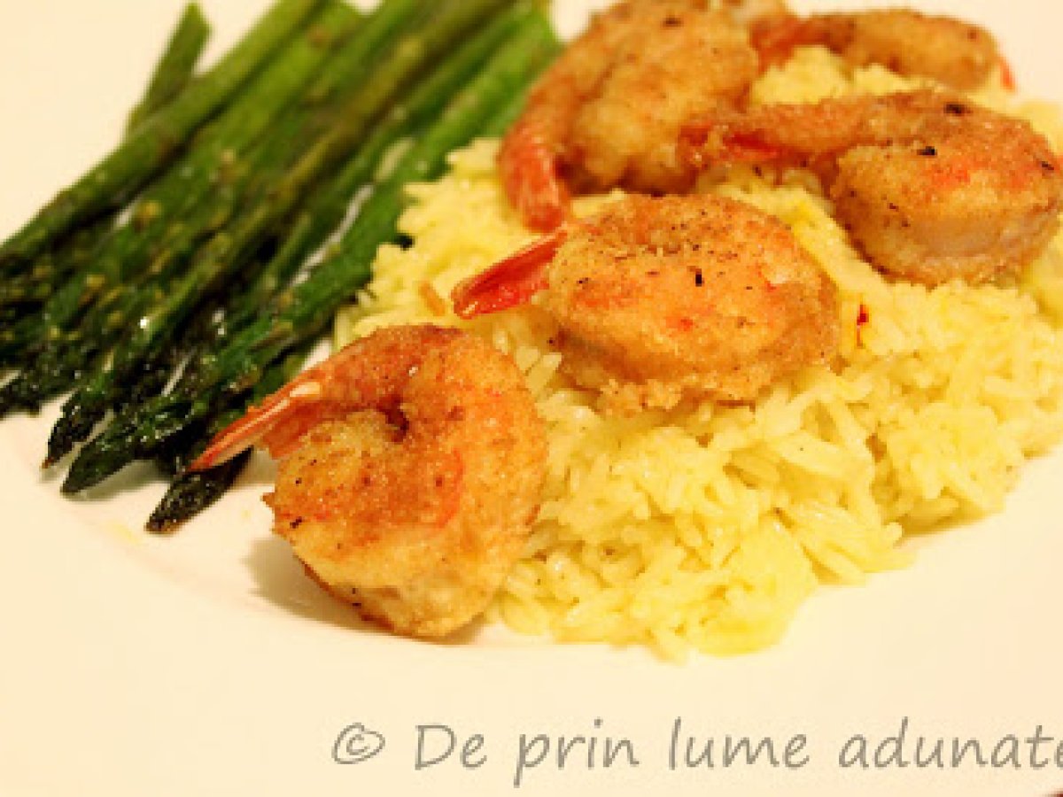 Creveti in crusta de cocos cu orez si sparanghel - Rețetă Petitchef