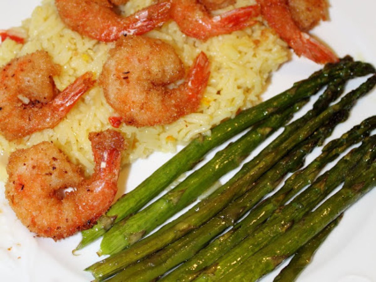 Creveti in crusta de cocos cu orez si sparanghel - Rețetă Petitchef