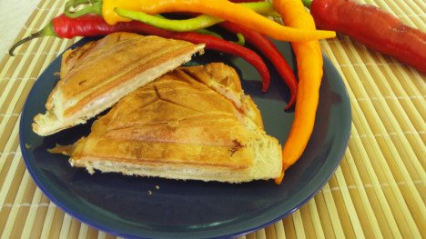 Rețetă de croissant cu șuncă și cremă de brânză