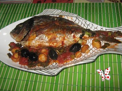 Dorada regala in sos tomat cu masline si ciuperci - Rețetă Petitchef