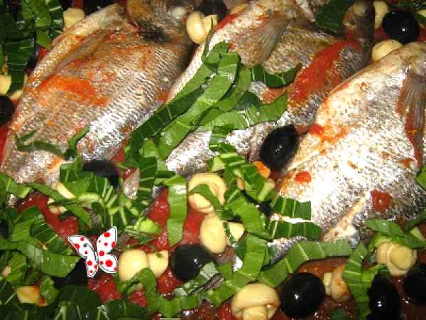 Dorada regala in sos tomat cu masline si ciuperci - Rețetă Petitchef