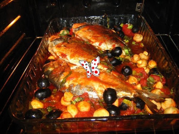 Dorada regala in sos tomat cu masline si ciuperci - Rețetă Petitchef