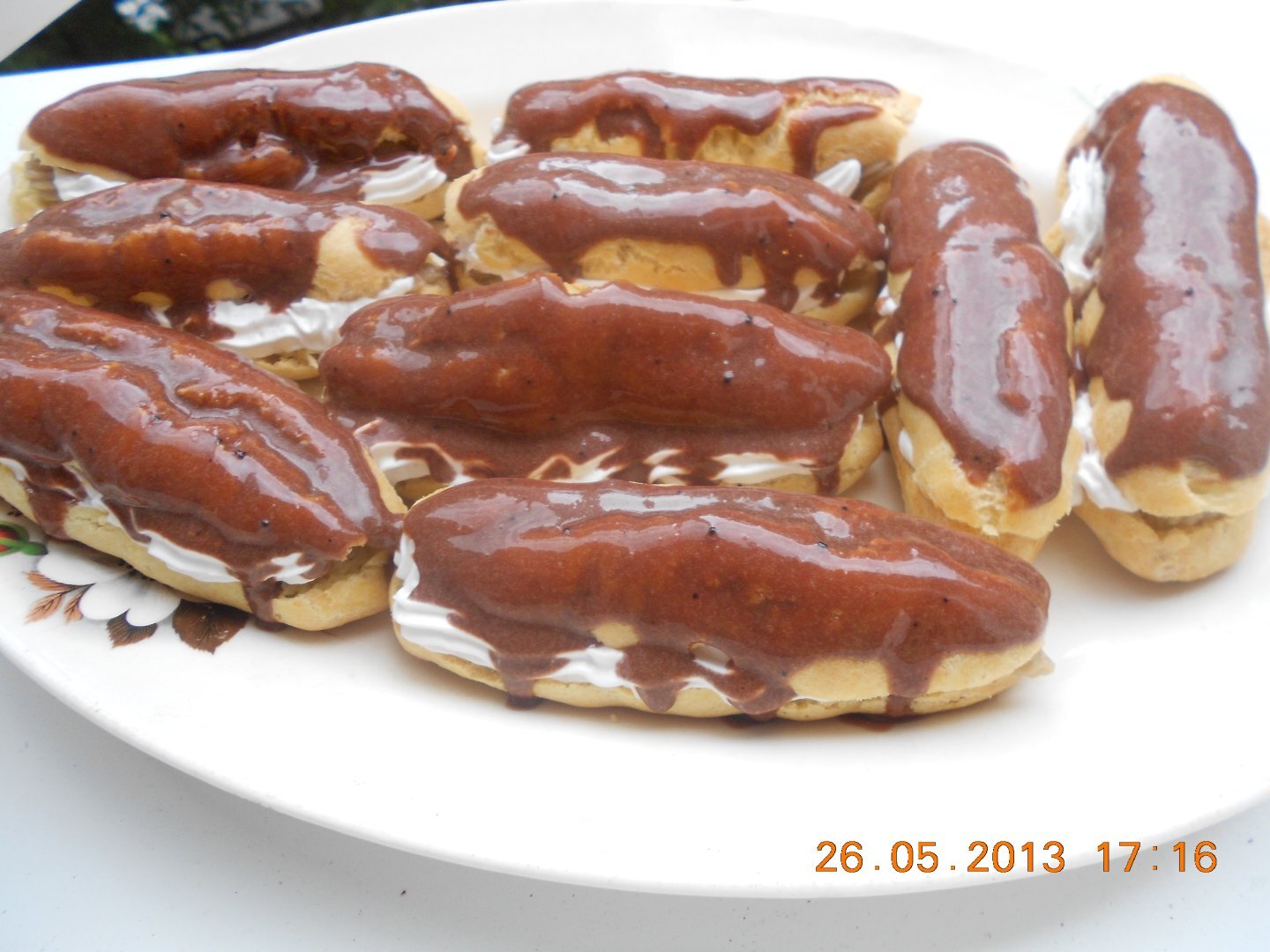 Eclere cu crema de nes, frisca si glazura de ciocolata - Rețetă Petitchef