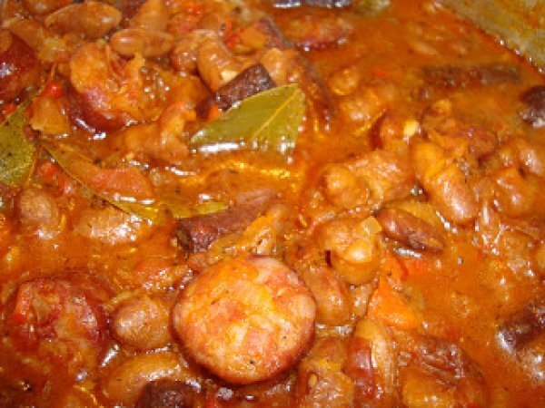 Rețetă de fasole scăzută cu cârnați