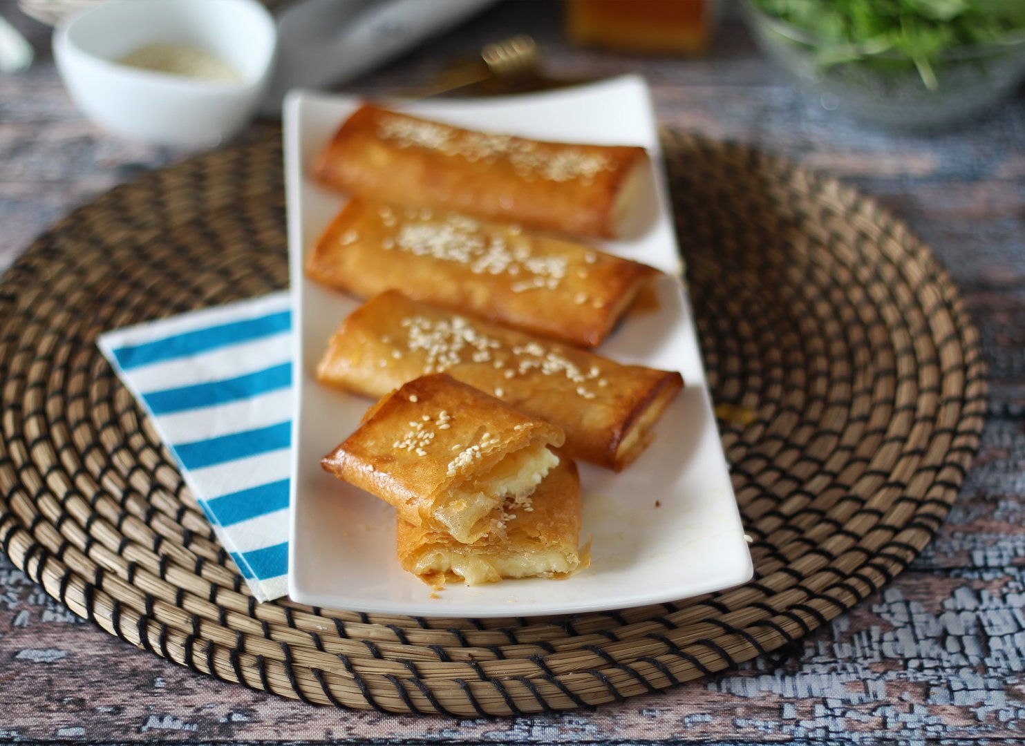 Rețetă grecească: feta saganaki cu miere crocantă