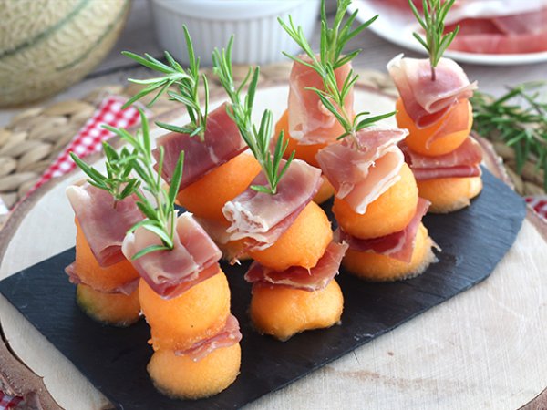 Frigarui aperitiv cu pepene, sunca, rozmarin - Rețetă Petitchef