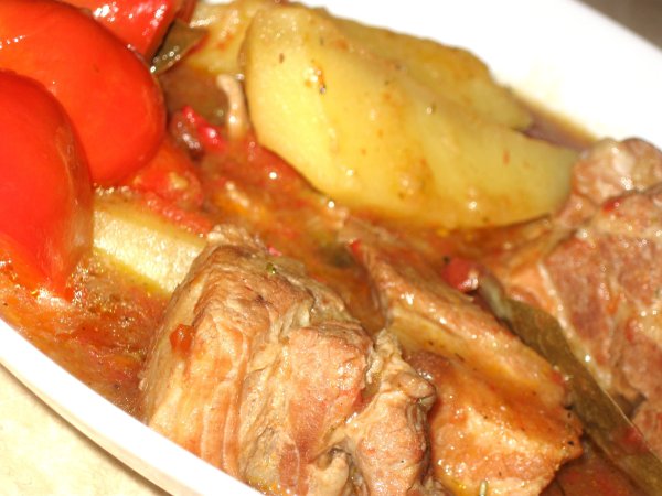 Rețetă gulas cu carne de porc simplă și delicioasă