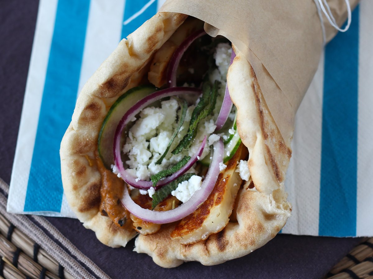 Gyros cu halloumi, o versiune vegetariană a sandwich-ului grecesc ...