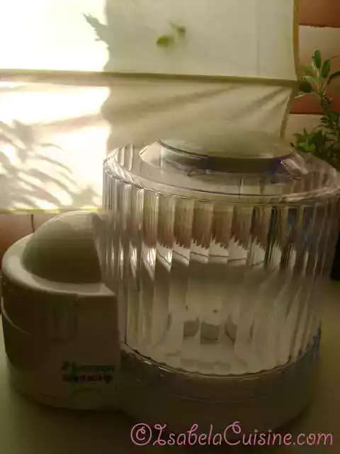 Rețetă simplă de înghețată de ciocolată albă cu sos de căpșuni