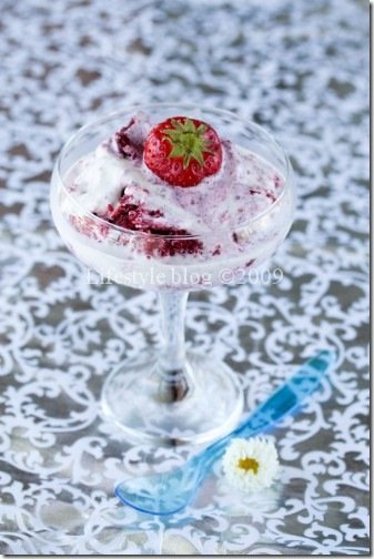 Inghetata de fructe de padure cu ciocolata alba - Rețetă Petitchef