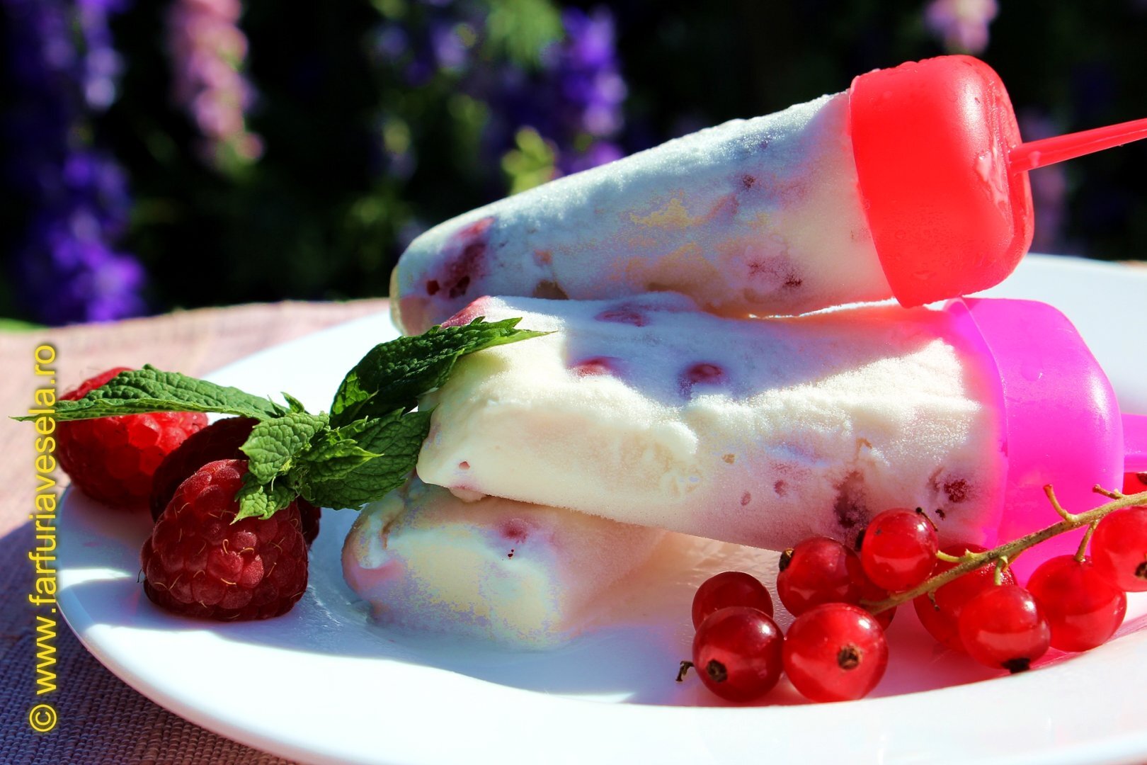 Rețetă video: înghețată cu iaurt, miere și fructe