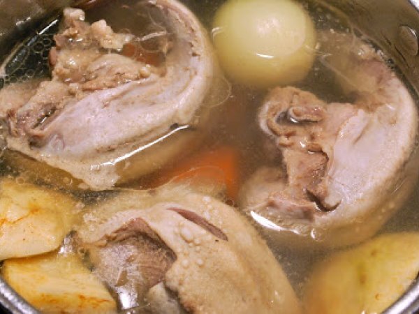 Limba de porc cu masline! - Rețetă Petitchef