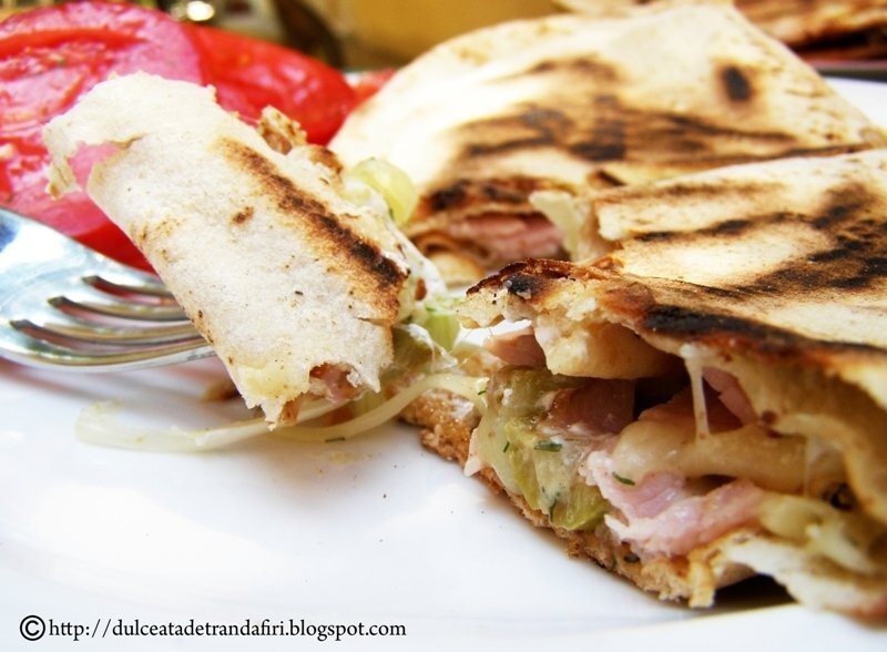 Rețetă de lipie umplută delicioasă și simplă
