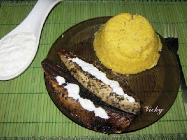 Macrou la gratar cu sos de usturoi - Rețetă Petitchef