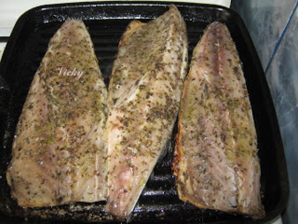 Macrou la gratar cu sos de usturoi - Rețetă Petitchef