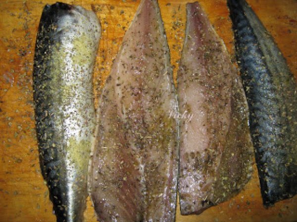 Macrou la gratar cu sos de usturoi - Rețetă Petitchef