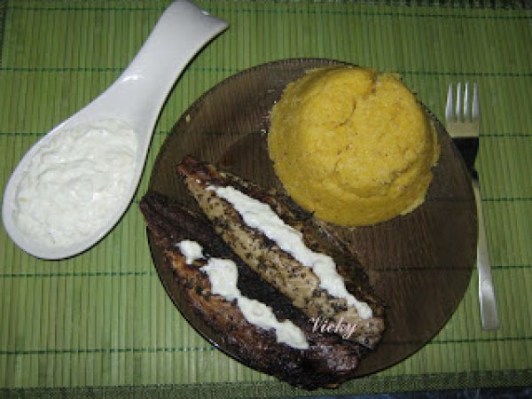 Macrou la gratar cu sos de usturoi - Rețetă Petitchef