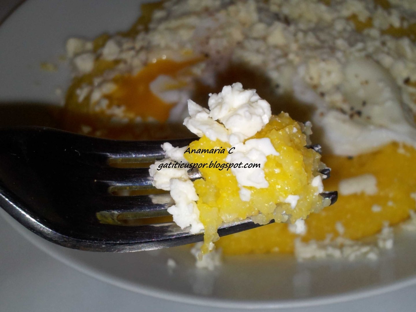 Mămăligă cu brânză și ouă - rețetă simplă delicioasă