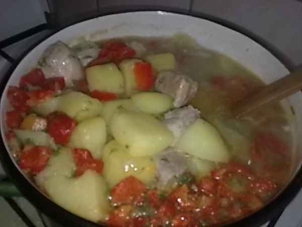 Rețetă de mâncare de cartofi cu rasol alb de porc