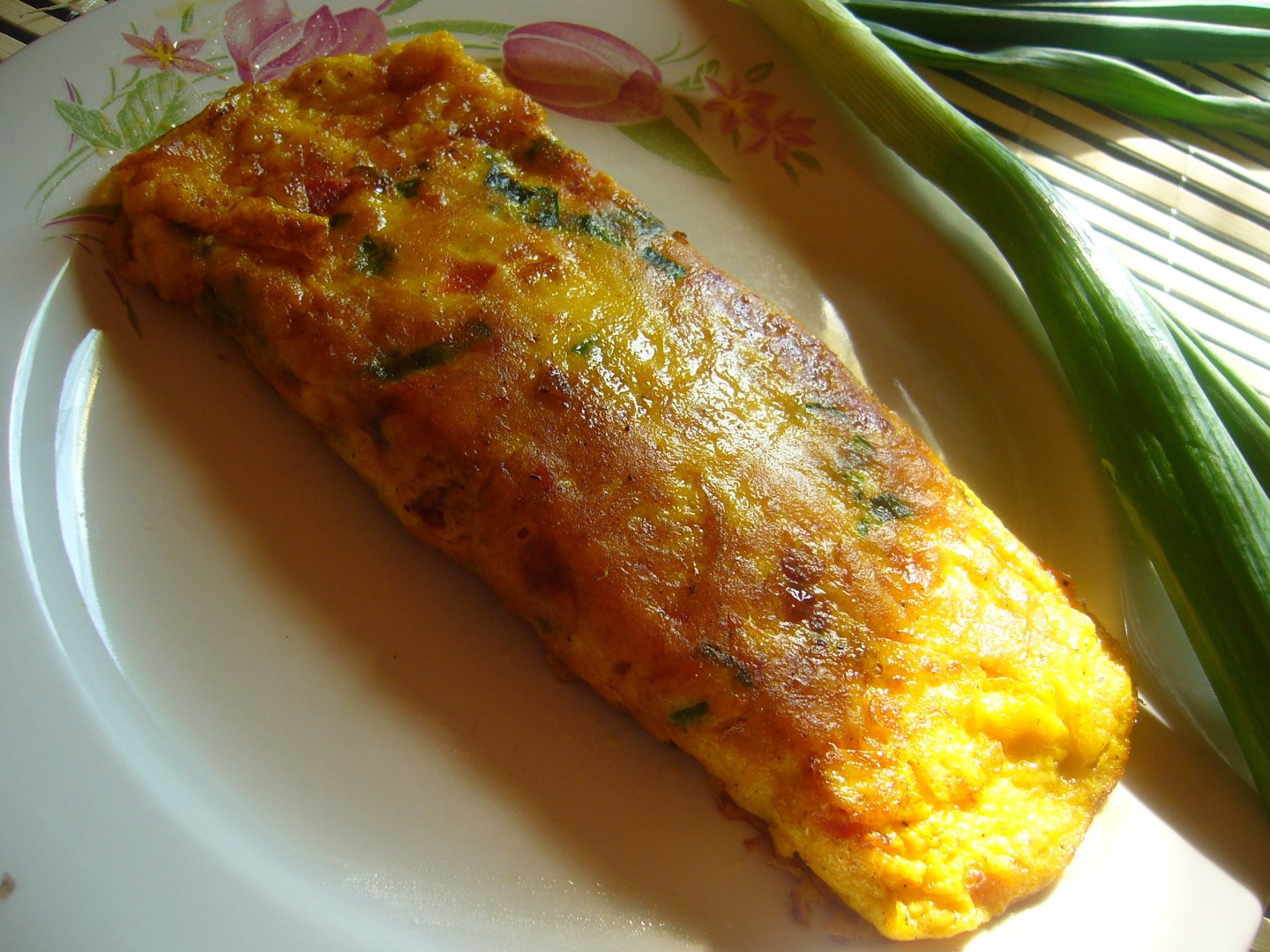 Omleta cu ceapa verde si rosii - Rețetă Petitchef