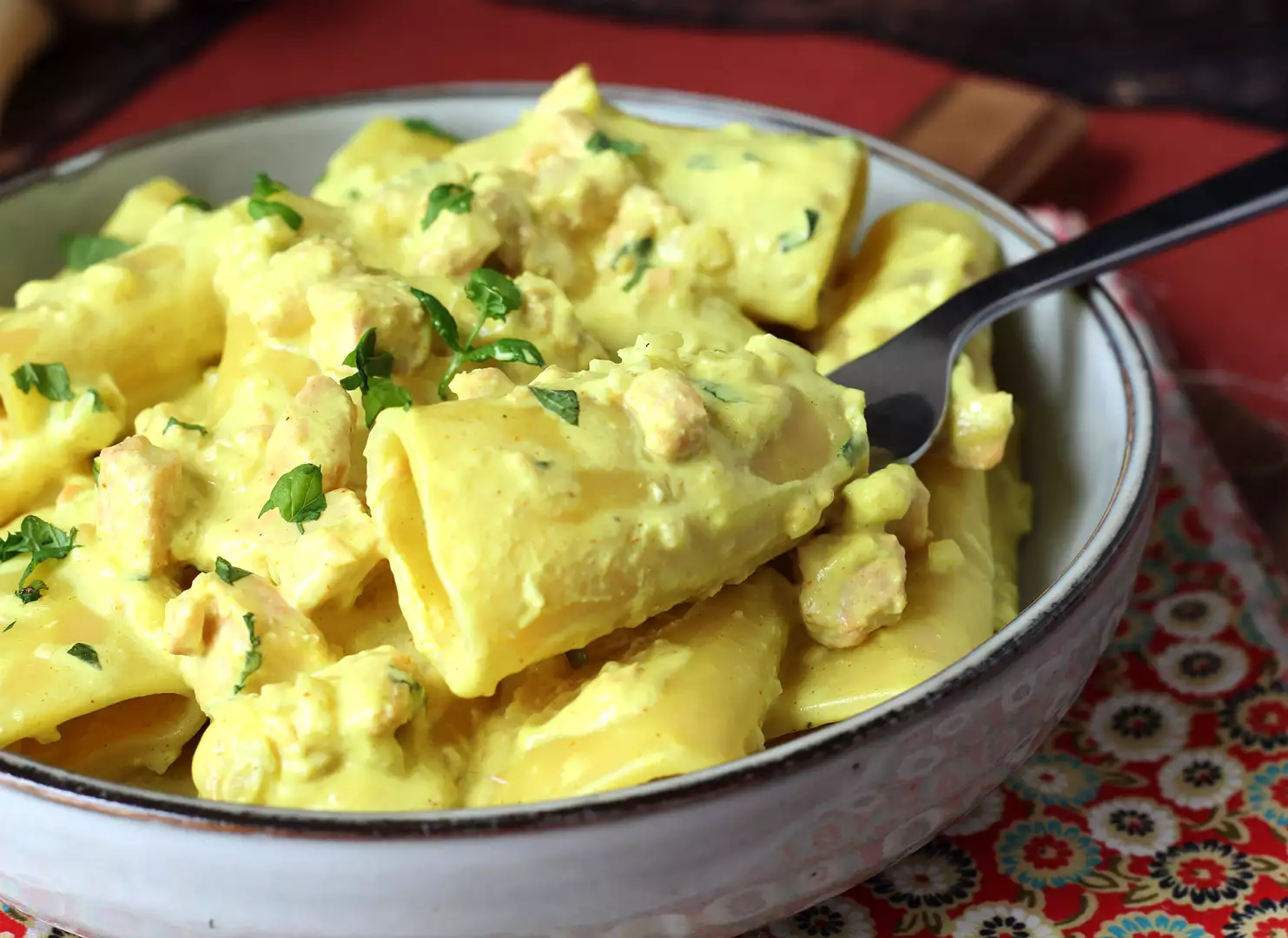 Paccheri cremoși cu somon, mentă și șofran