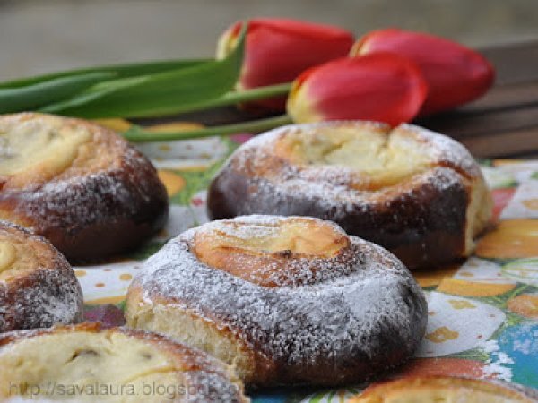 Pascute individuale cu branza, din aluat de cozonac