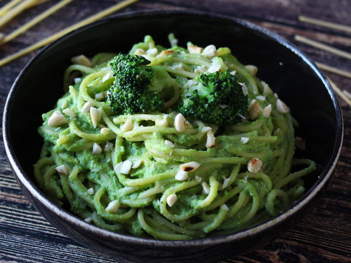 Rețetă paste cremoase cu broccoli și migdale delicioase