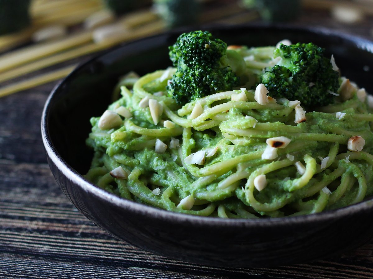 Rețetă paste cremoase cu broccoli și migdale delicioase