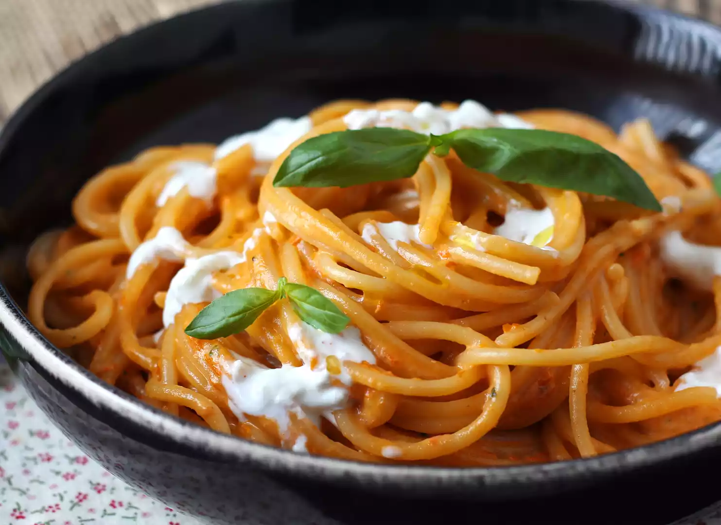 Rețetă paste cremoase cu burrata și roșii cherry